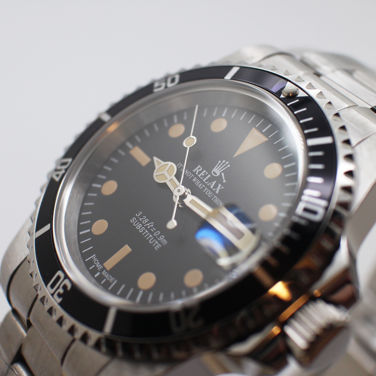 Vintage Style Relax Sub with Date – Relax by Atelier Perpetuel