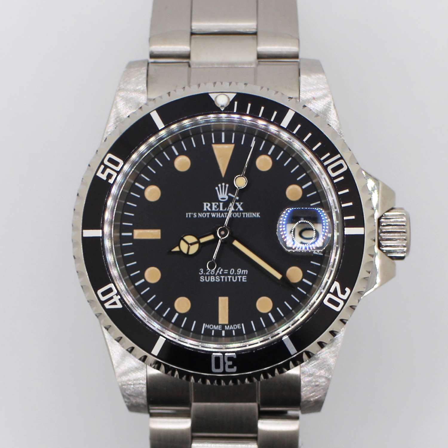 Vintage Style Relax Sub with Date – Relax by Atelier Perpetuel